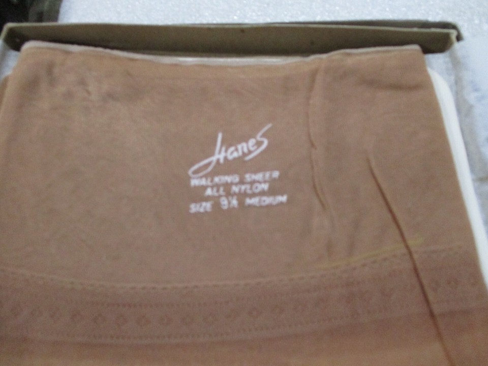 1 PR VINTAGE HANES 530 WALKING SHEER RHT NYLON STOCKINGS SIZE 9 1/2 MED ...