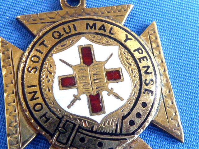 ANTIQUE MASONIC Honi Soit Qui Mal Y Pense ENAMEL FOB MEDAL KNIGHTS ...