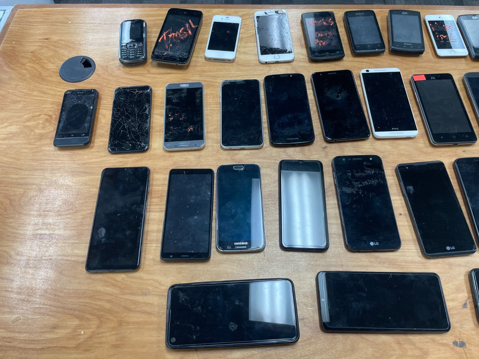 Lot of 35 Assorted Cell Phones for Parts, Scrap, or Gold Recovery | eBay