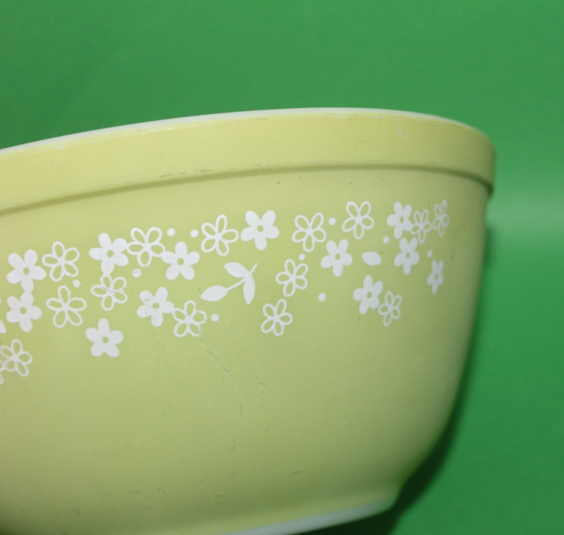 Vintage Pyrex Spring Blossom Daisy Green And White Glass Serving Mixing ...