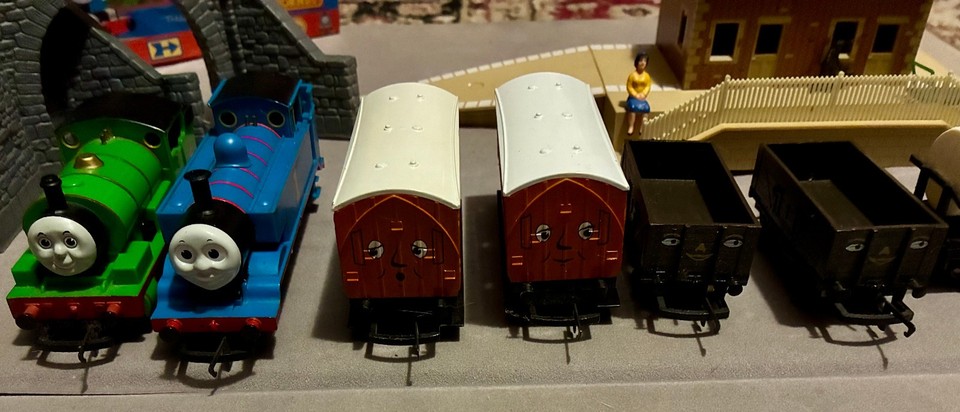 Hornby OO Gauge Thomas and Percy Train Set R9045 & Hornby R9037 Country ...
