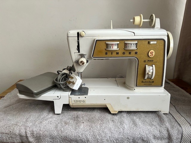 Working Singer 720 Touch & Sew Sewing Machine Pedal & Case sold as ...