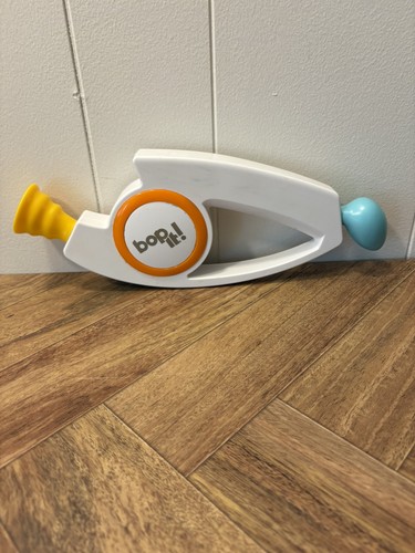 Bop It Handheld Electronic Toy Game White 2018 Hasbro - Party Reflex ...