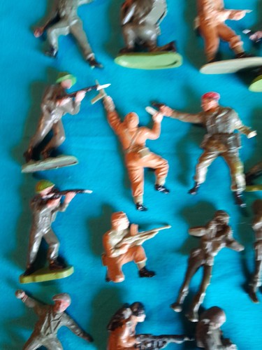 LARGE LOT OF PLASTIC SOLDIERS, BRITAINS, LONE STAR, AIRFIX MIXTURE 1/32 ...