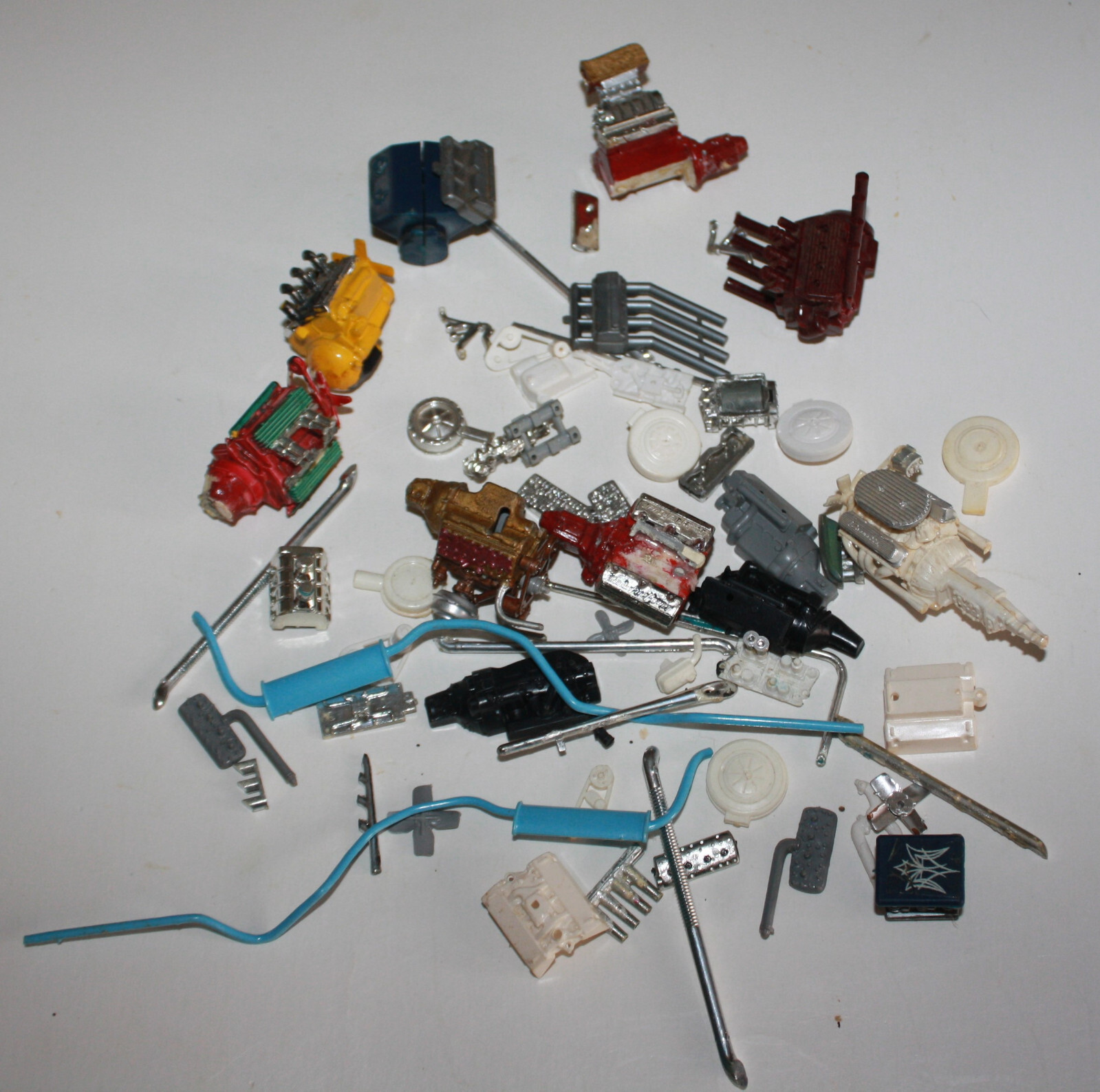 ASSORTMENT OF PLASTIC CAR MODEL ENGINES, ENGINE PARTS AND EXHAUST PARTS