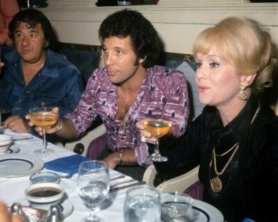 Debbie Reynolds dines with Tom Jones & Buddy Hackett late 1960's pose ...