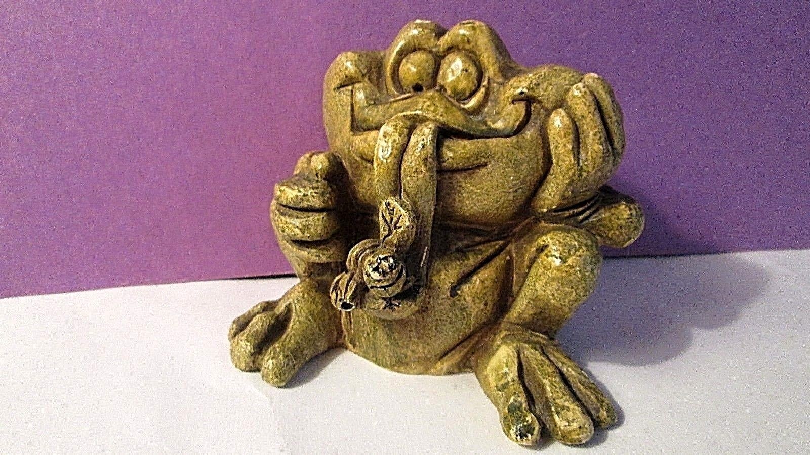 1974 W. BERRIE CO.Toy Figurine CROSS-EYED FROG / BEE ON TONGUE No ...