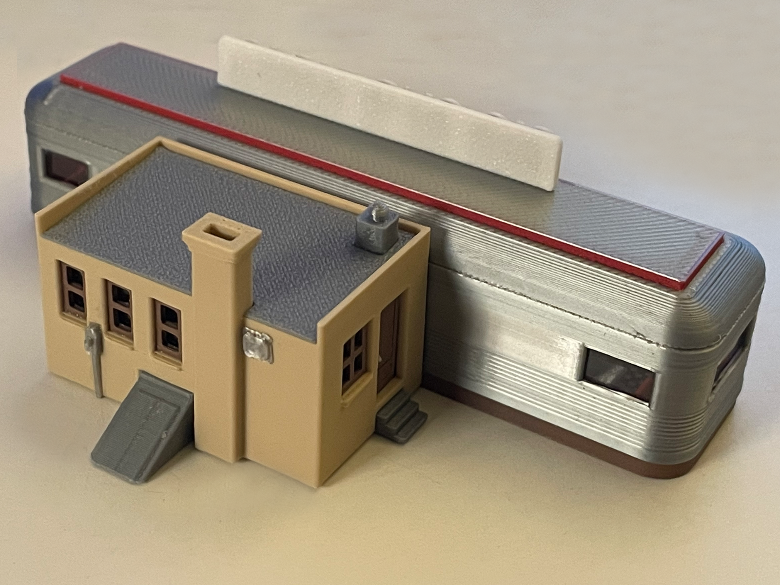 N-Scale 1950's Stainless Steel Style Diner - Red & White banquettes ...