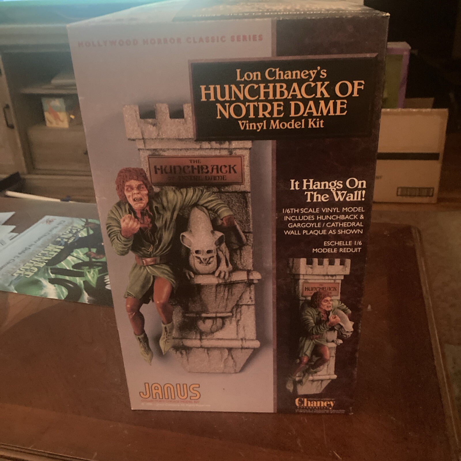 JANUS Lon Chaneys Hunchback Of Notre Dame Figure Wall Hanging Vinyl ...