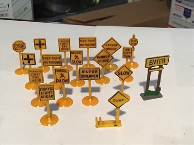 PLASTICVILLE RAILROAD & STREET SIGNS AND O GAUGE O SCALE ACCESSORY LOAD ...