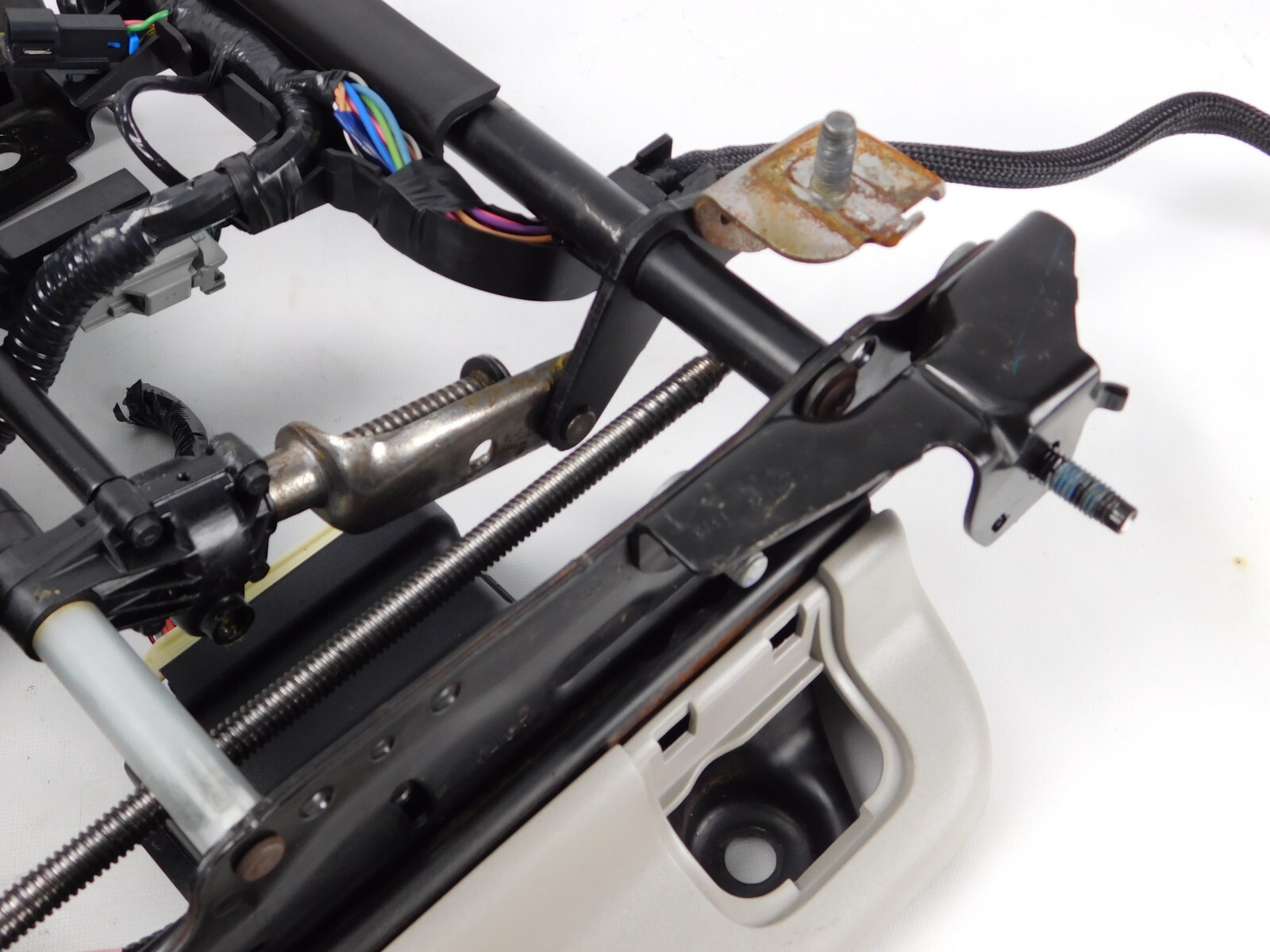 07 -14 Chevrolet Tahoe GMC Yukon Sierra Front Seat Track Adjuster LH ...