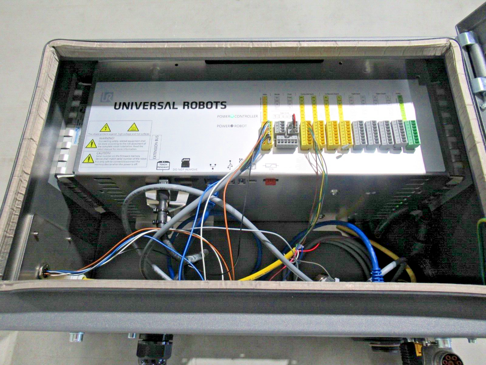 Universal Robots UR5E Controller Box W Pendent GREAT CONDITION *US ...