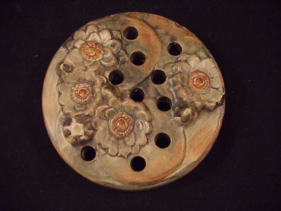 + WELLER WOODCRAFT WATER LILLY FLOWER FROG. 5-5/8" DIAMETER, MINT COND ...