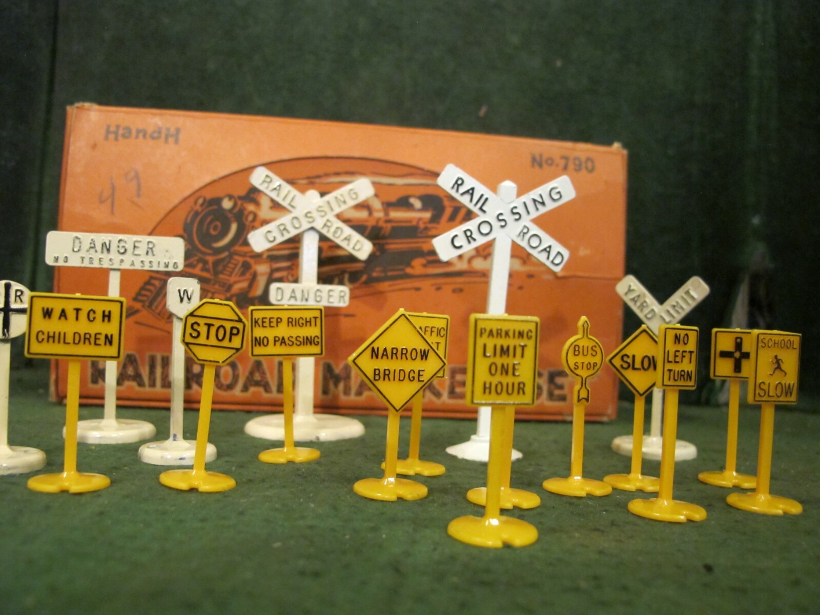 O Ga H And H RAILROAD MARKER SET 790 Metal Signs Plastic Signs As