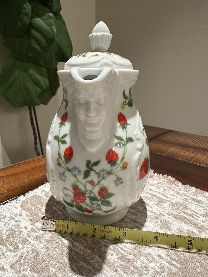 Vintage ESTEE LAUDER 1981 STRAWBERRY PATTERN PORCELAIN TEAPOT Creamer ...