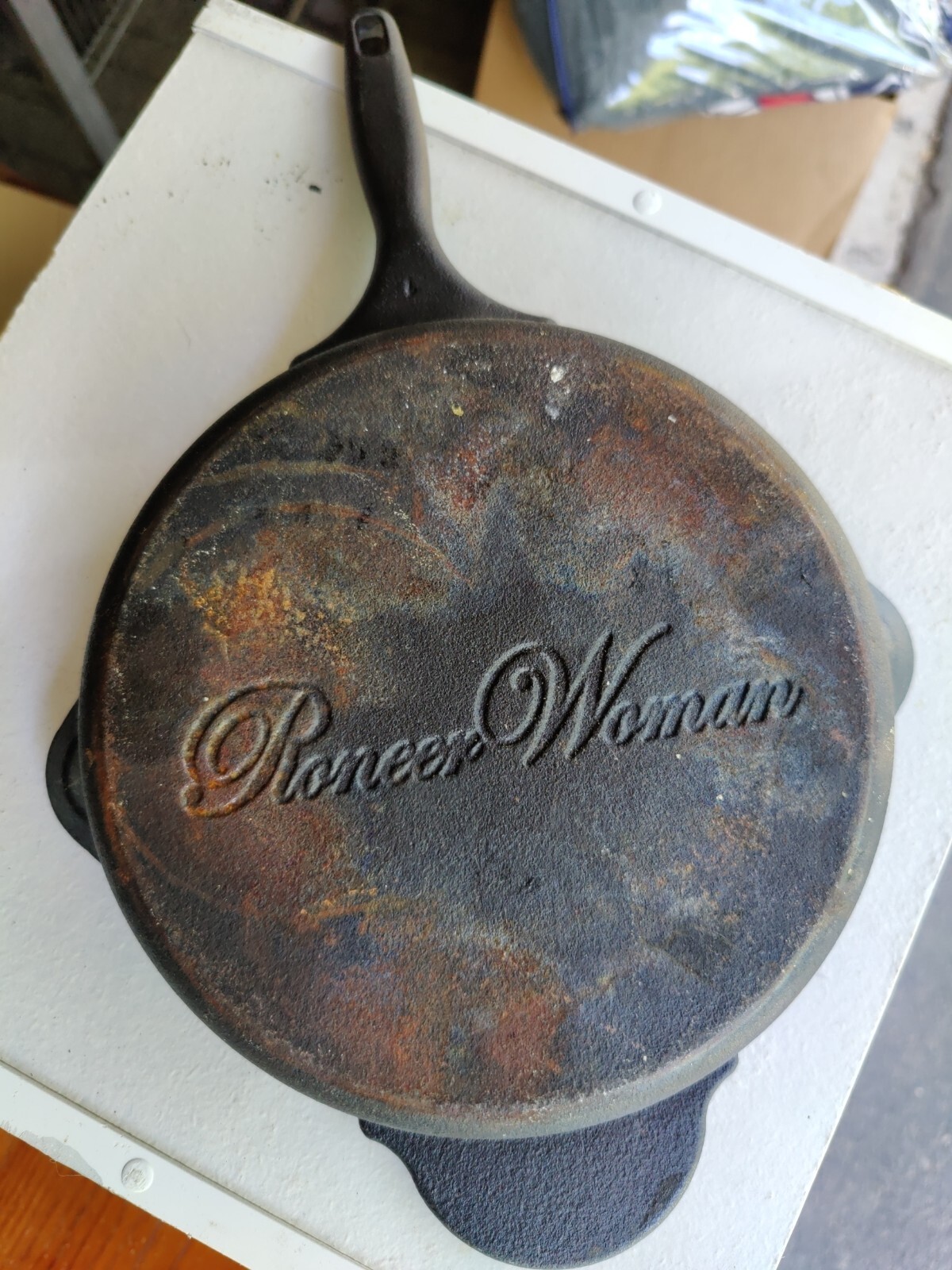 8" Pioneer Woman Cast Iron Double Spout Skillet W/ Butterfly Helper ...