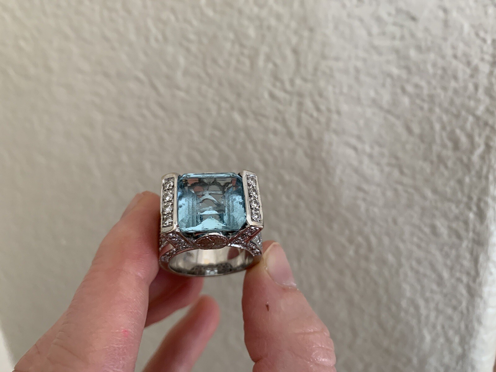 Large aquamarine Ring With Diamonds In 18k Gold - Gem