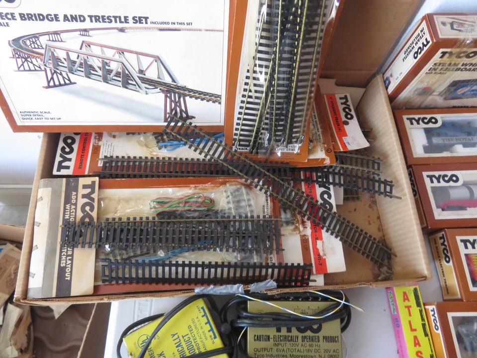 VTG Tyco Ho Scale Electric Trains Lot and Accesories 21 cars, Track ...