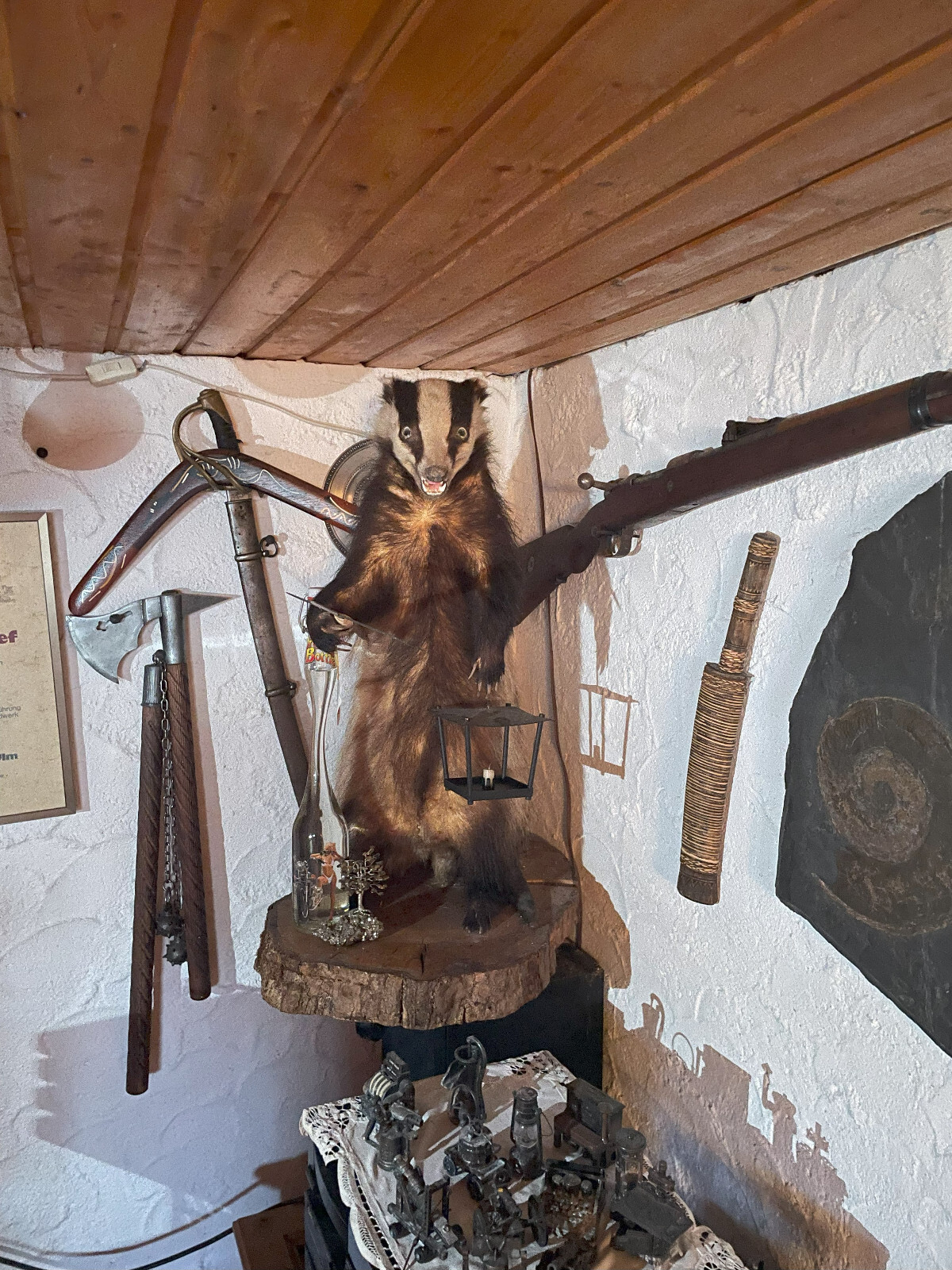 Stehender Dachs mit Holzboden und Laterne ca. 120 cm groß | eBay.de