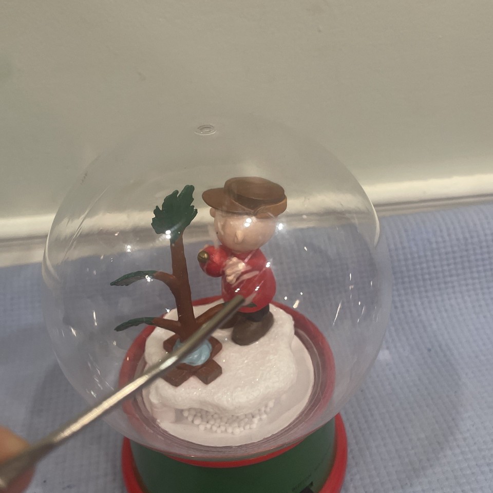 Charlie Brown OH Christmas Tree Snowglobe Battery Tested Great ...
