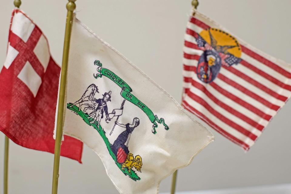 MINIATURE US Desk Flags~ 6 x 4 inch Colonial America Theme ~ Each w ...