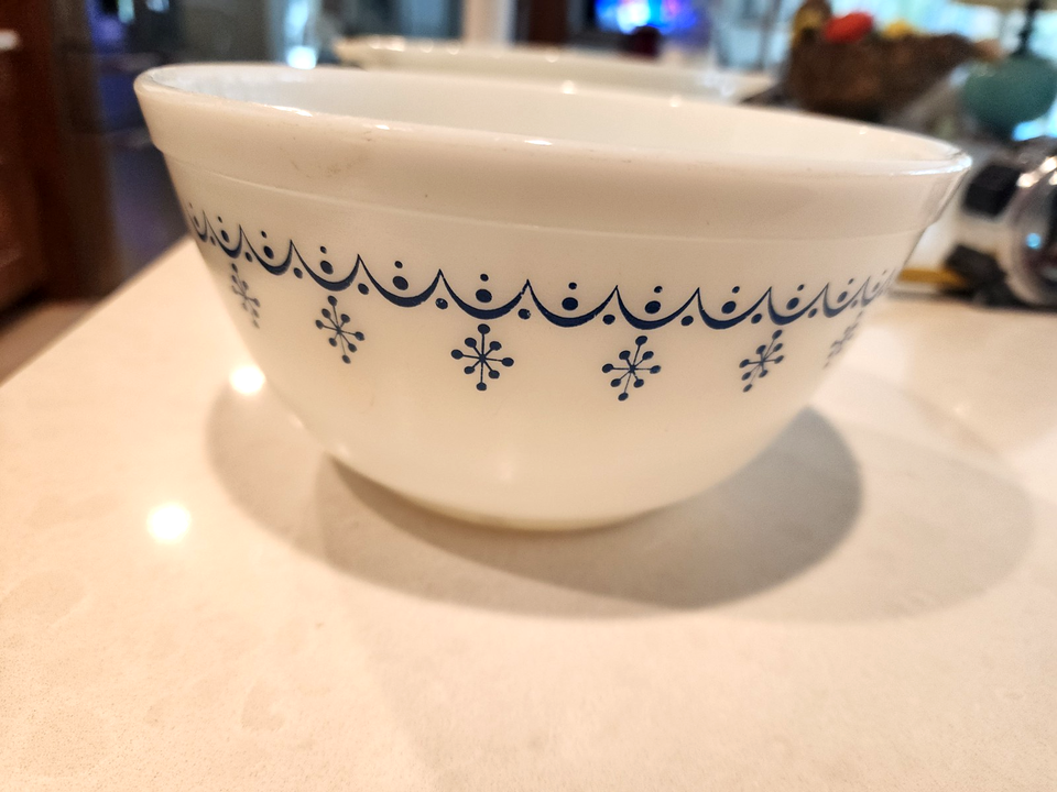 Vintage 1970s Pyrex Snowflake Garland Blue/White Mixing Bowl 1 1/2 ...