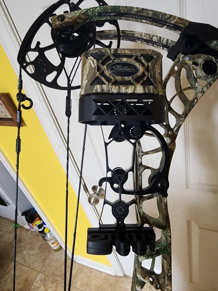 Mathews V3X 33 RH Bow, 4 arrow removable quiver, ultrarest integrate MX ...