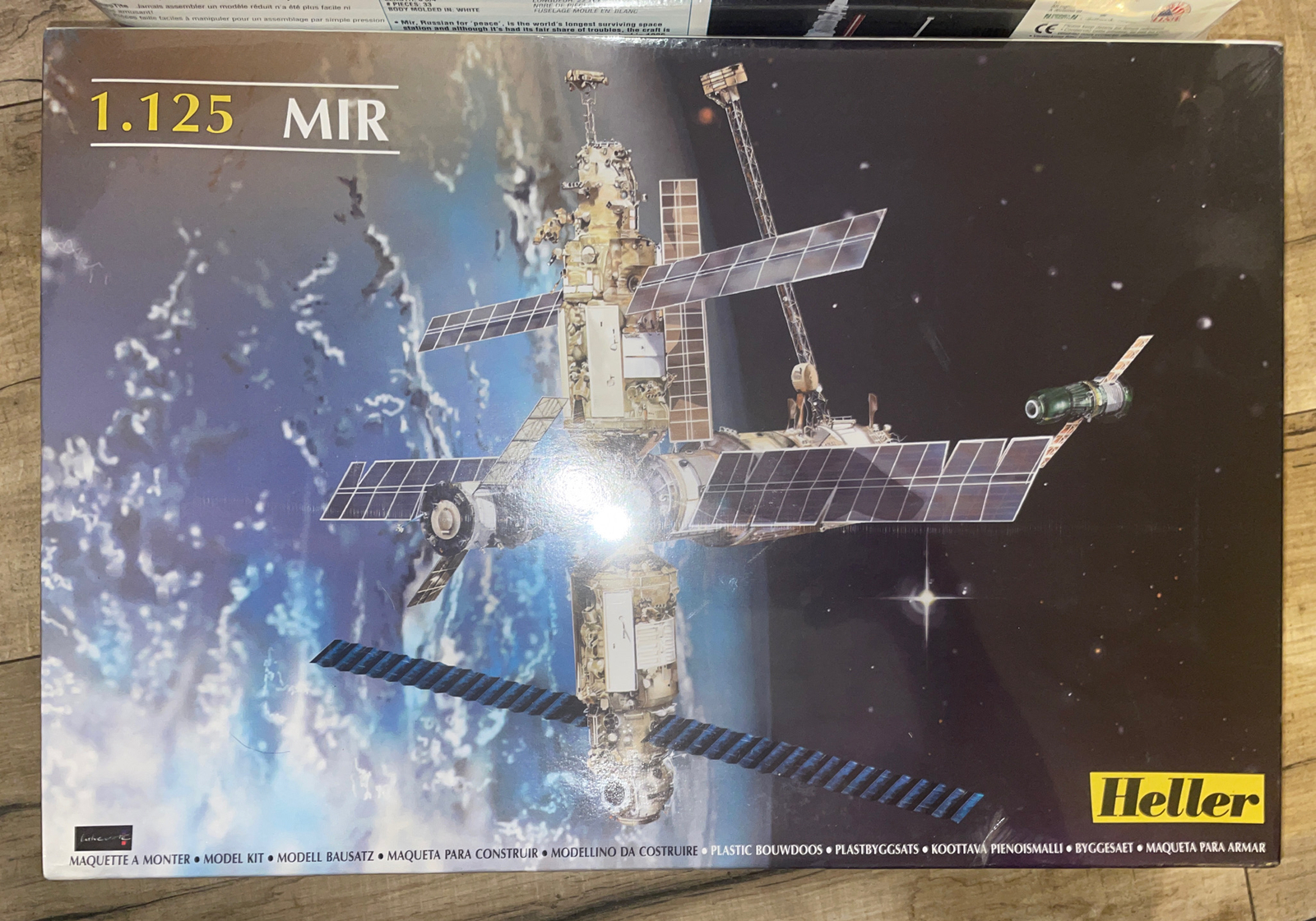Revell Mir Space Station Snaptite 1/144 & Heller 1/125 80442 Model Kits ...