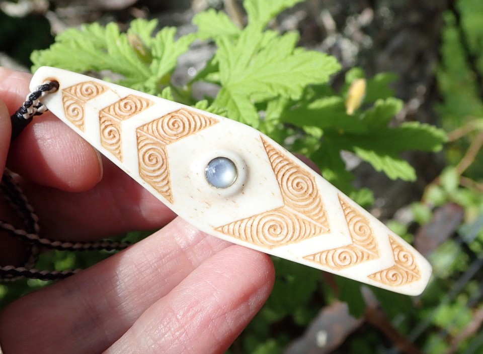 SUPERB HAND CARVED NZ MAORI KORU ENGRAVED INLAID CATTLE BONE PENDANT | eBay