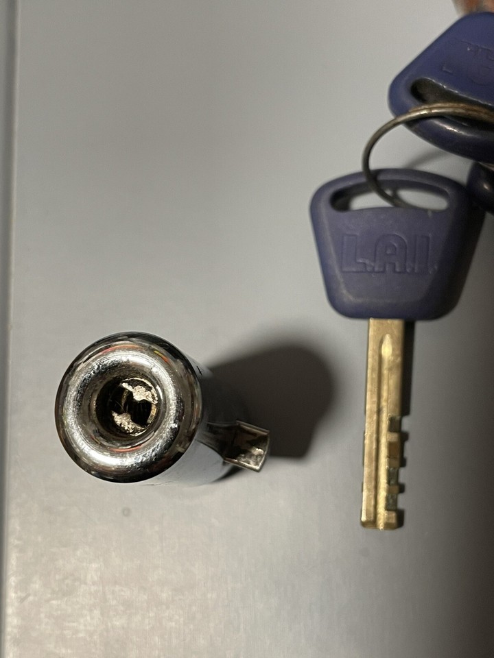 lot of 42 LAI locks + 4 keys for vending machines SVS604 Series plug ...