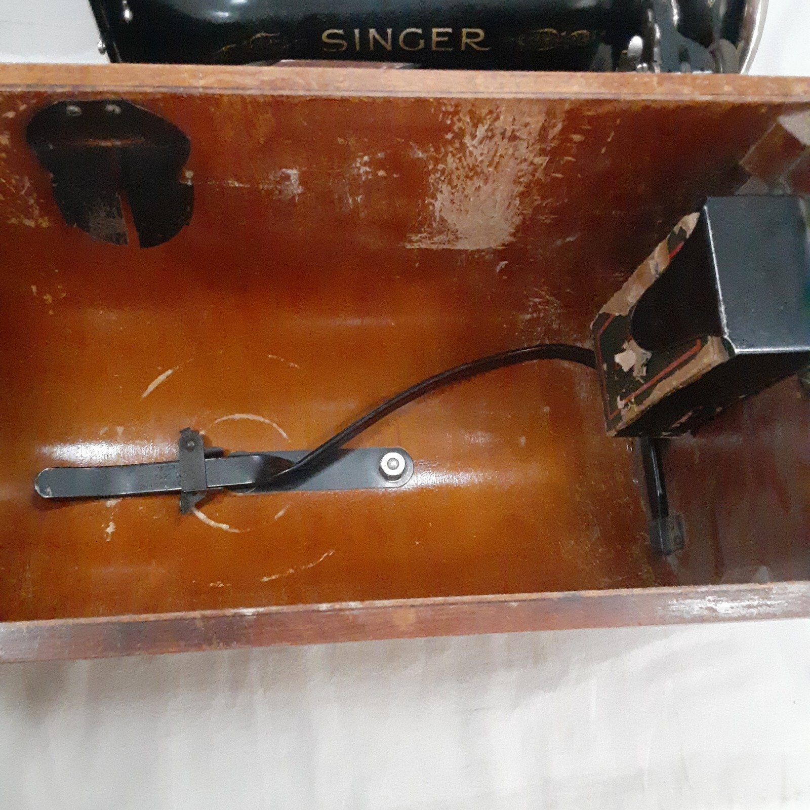 Antique 1933 Singer Sewing Machine With Knee Lever Hem Feet Crank Wood ...