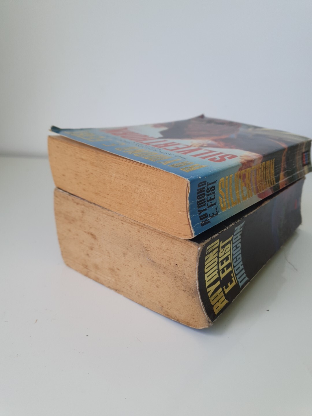 Riftwar Saga 2 x Granada Paperback Bundle Magician Silverthorn Raymond ...