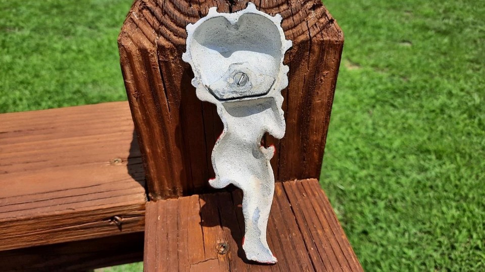 CAST IRON BETTY BOOP HAND HELD BOTTLE OPENER OPENER CARTOON WITH HEARTS ...