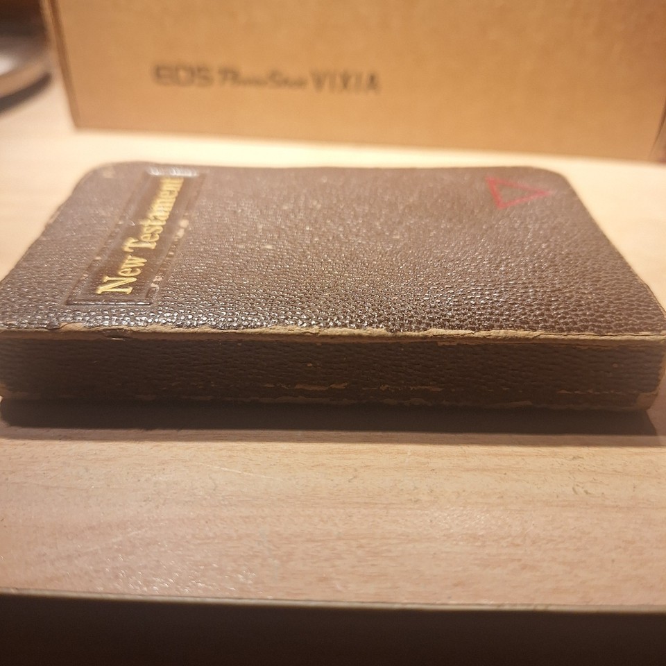 WW2 Pocket Bible with Franklin D Roosevelts Signature very rear red ...