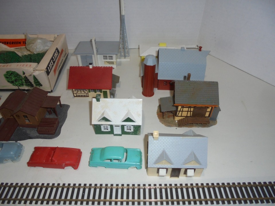 HO AND N SCALE TRAIN BUILDINGS,TREES AND SOME CARS VINTAGE FOR TRAIN ...