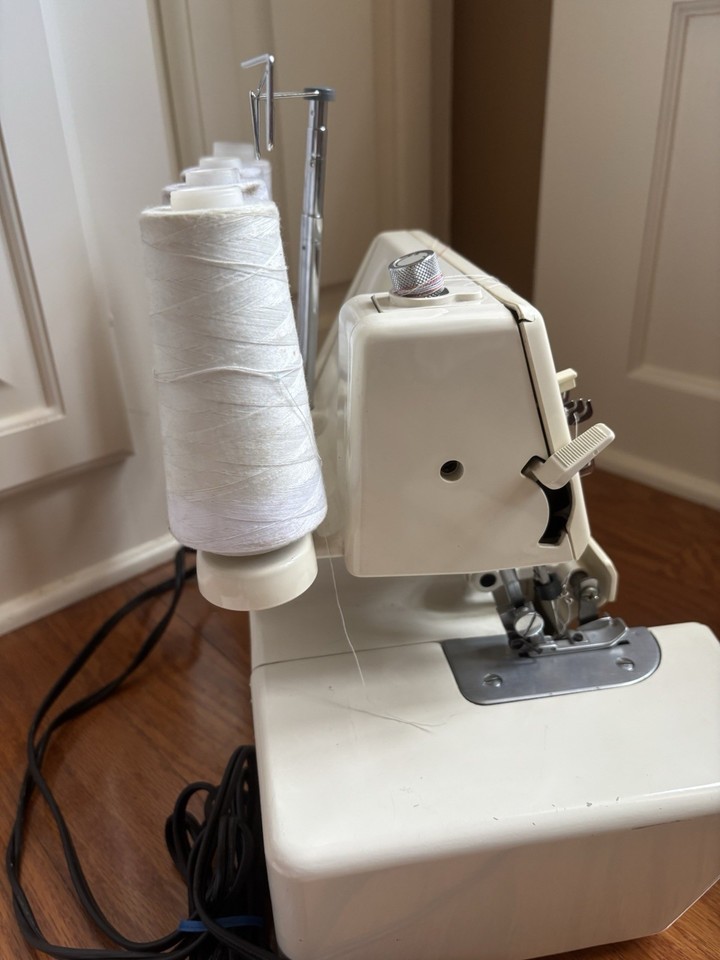 White Serger Overlock Model Overlock Differential Model 7934 3/4 Thread ...