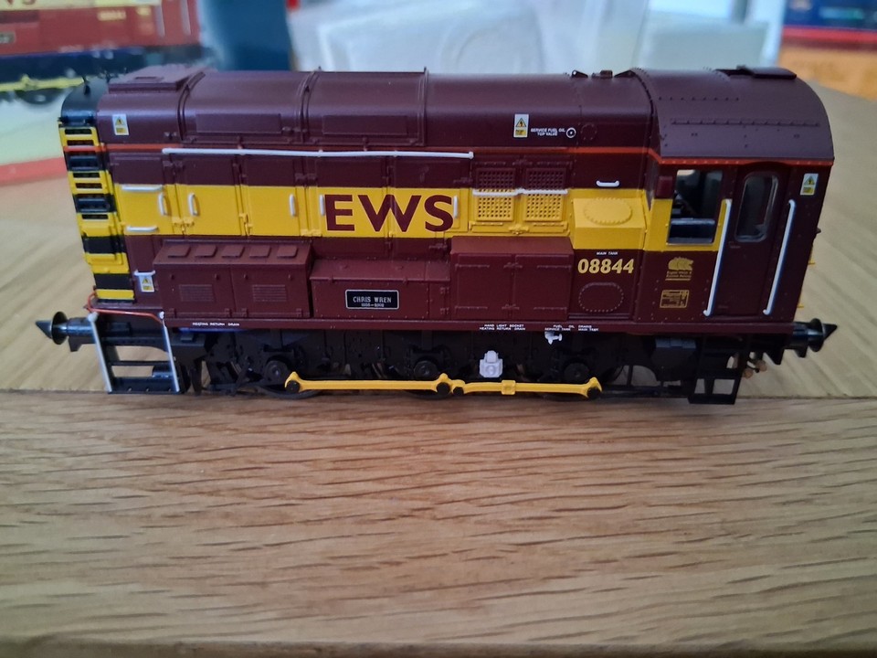 HORNBY 00 GAUGE R2902XS EWS 08 SHUNTER 08 844 EWS RED/GOLD DCC WITH ...