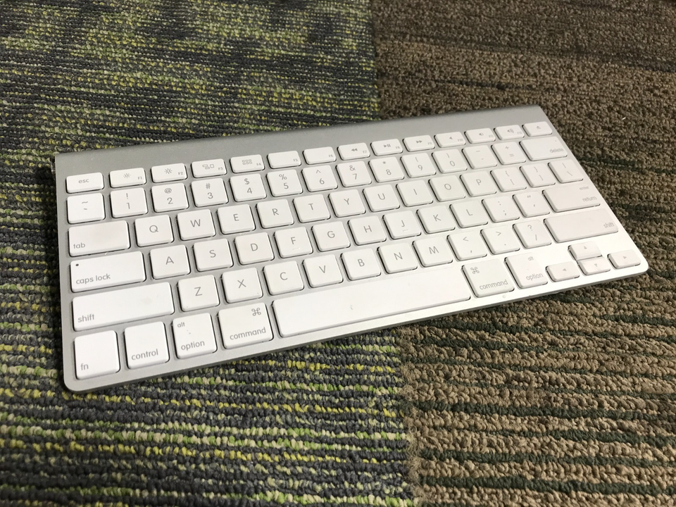 Apple A1314 Wireless Bluetooth Keyboard (White/Silver) | eBay