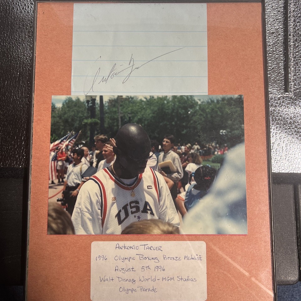 ANTONIO TARVER - BOXER - AUTOGRAPH ON PAPER with Pic of him signing and ...