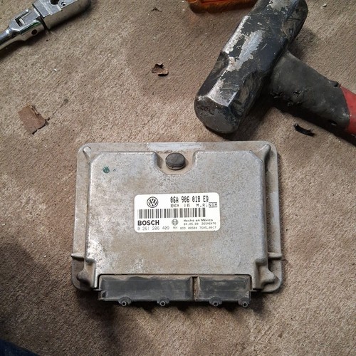 2000 - 2001 Volkswagen beetle 2.0L Engine Computer ECM ECU 06A 906 018 ...