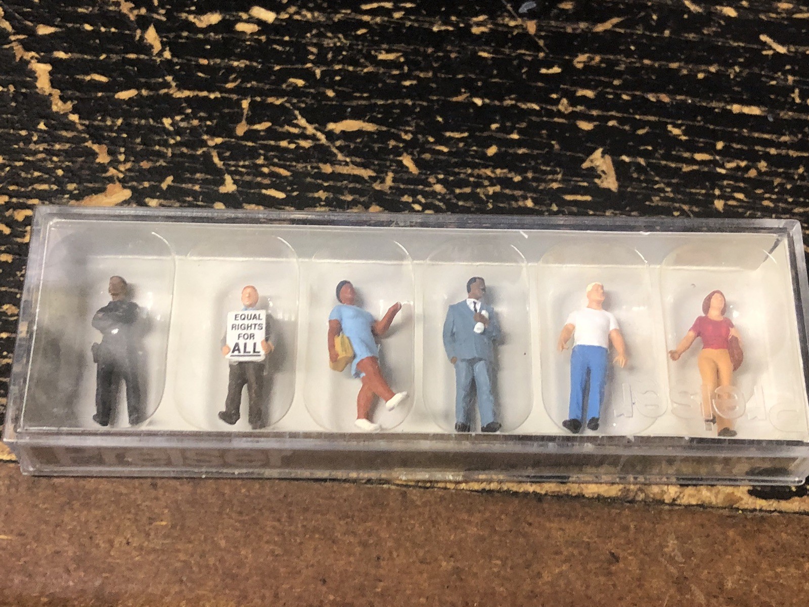 PREISER NEW HO 1/87 Scale Lot of 2 Sets People in Chairs w/table Cop ...