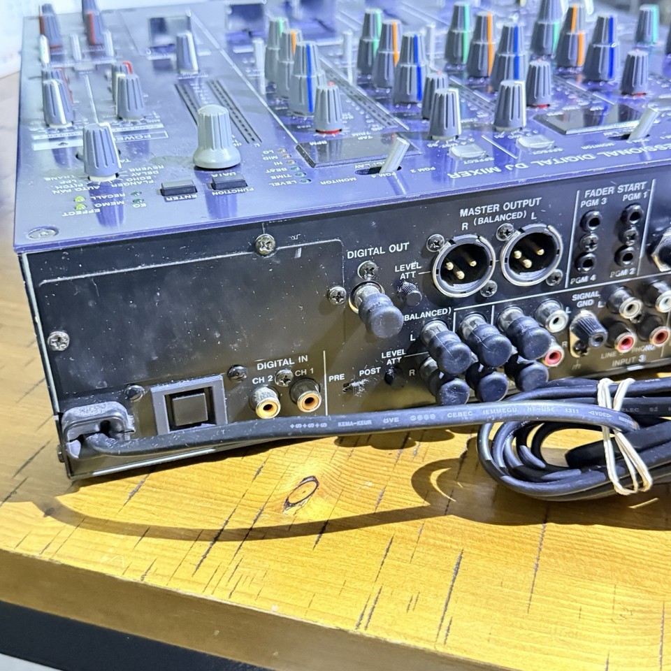 TASCAM X-9 Professional 4-channel DJ mixer with BPM synchro, sampler ...