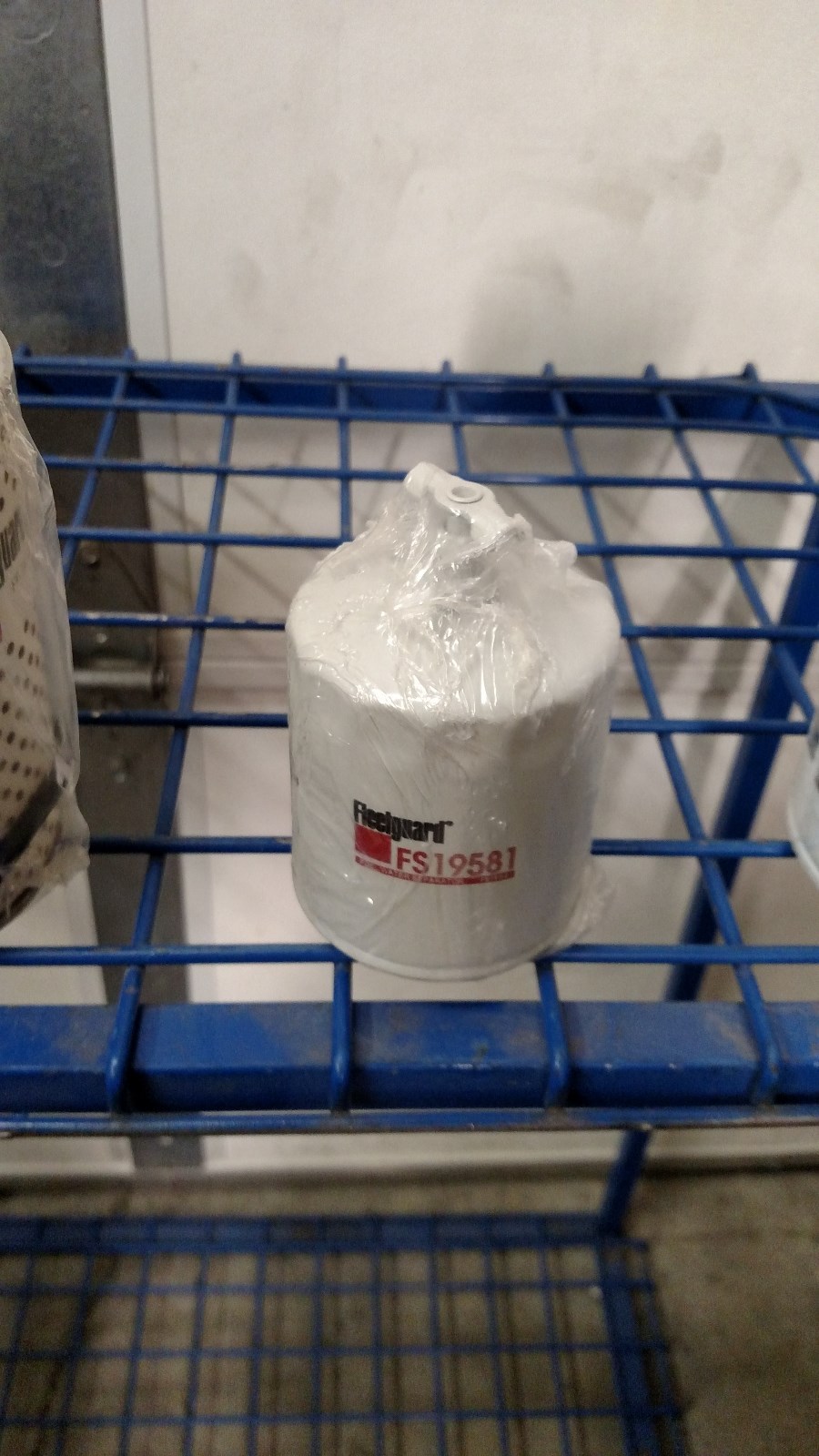 FLEETGUARD FUEL WATER SEPARATOR FS19581 | eBay