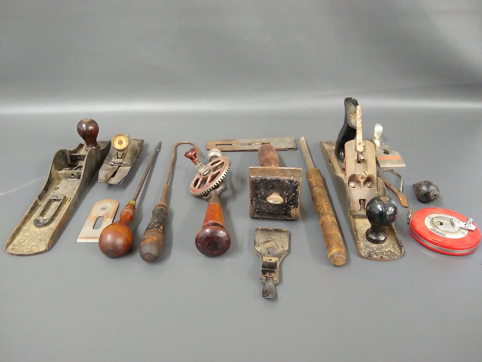 Lot TOOLS CARPENTER WOODWORKING Scraper Brace Bit Plumb Bob Wood Plane ...