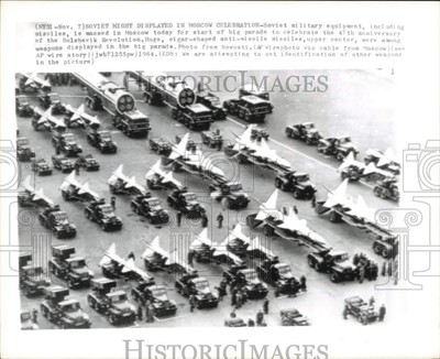 1964 Press Photo Soviet military equipment at start of parade at Moscow ...