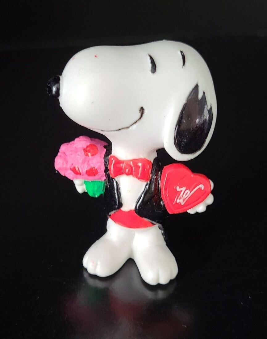 PEANUTS Whitman Snoopy Valentine's Day - Tuxedo - Flowers, Candy & Red ...
