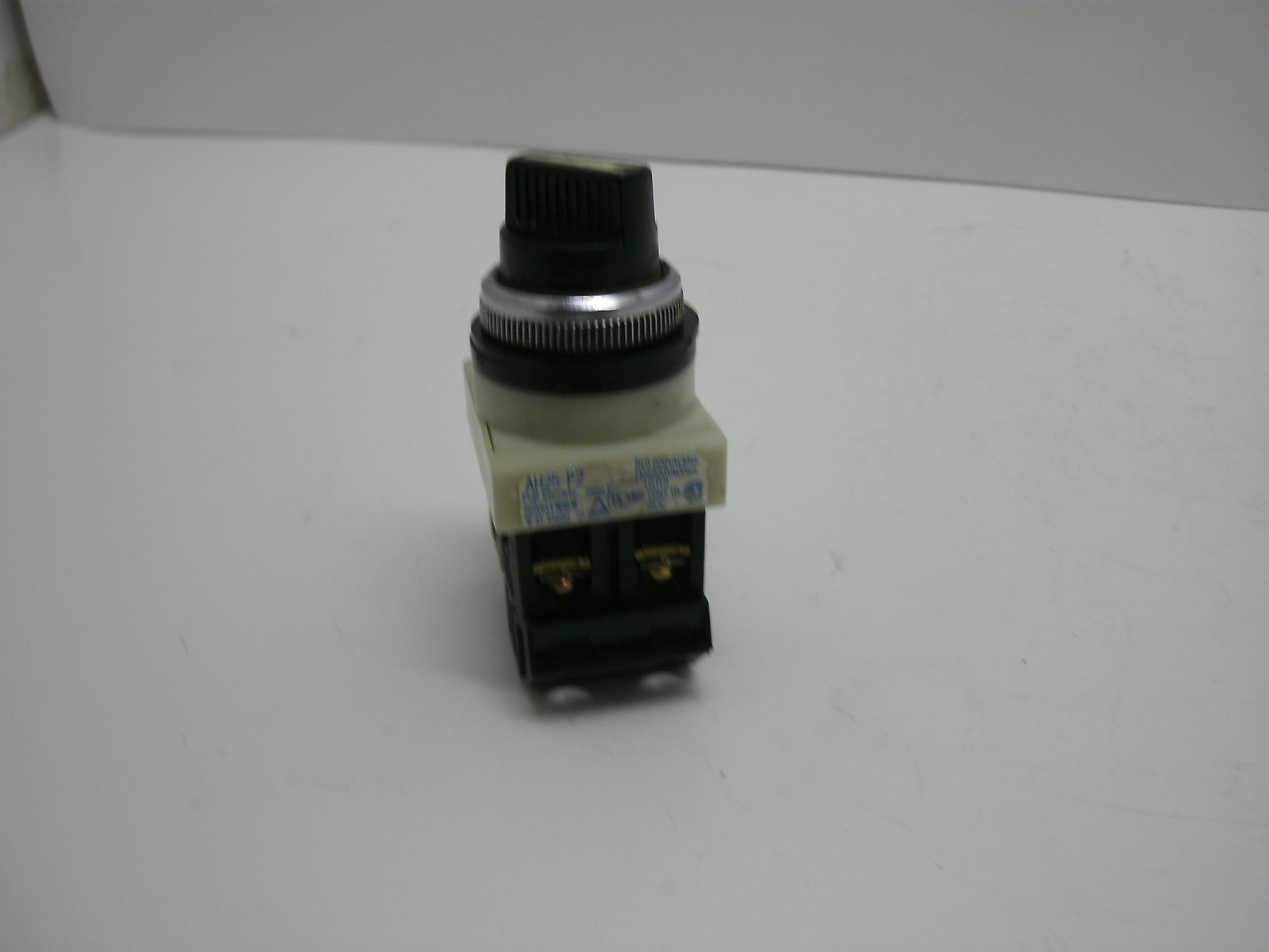 FUJI ELECTRIC AH25-P2B-11 2 POS MAINTAINED SELECTOR SWITCH BLACK 1 N.O ...