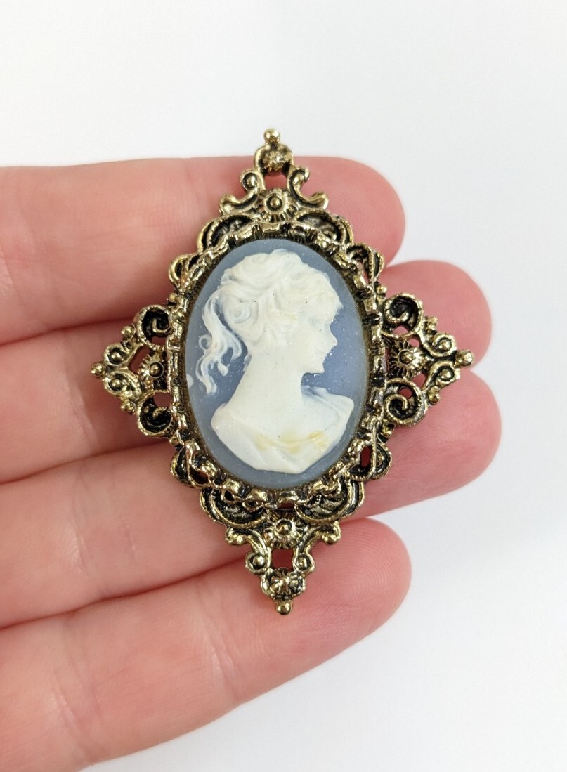 Vintage Blue Cameo Gold Toned Elegant Frames Brooch P… - Gem