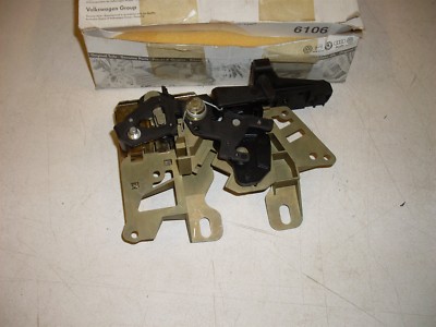 Bootlid / tailgate lock carrier Passat 96 - 00 3B0827297AB New genuine ...