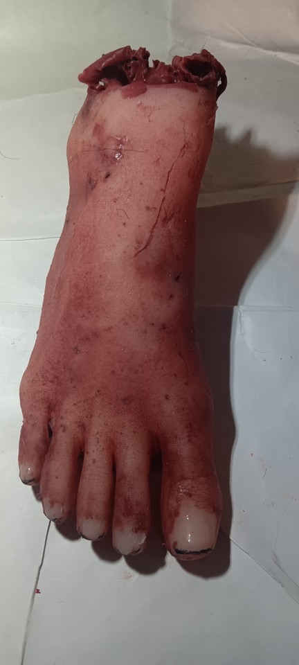 HORROR PROP severed Female foot movie quality gore halloween death dead ...